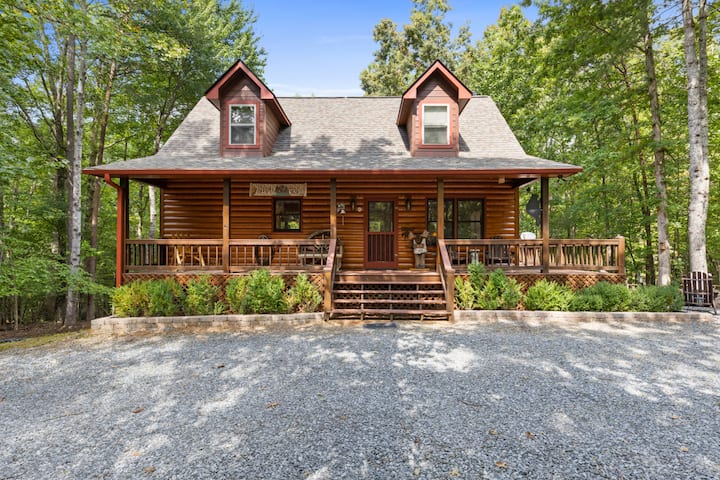 Pet-friendly Cabin Near Blue Ridge W/ Hot Tub - Mineral Bluff, GA