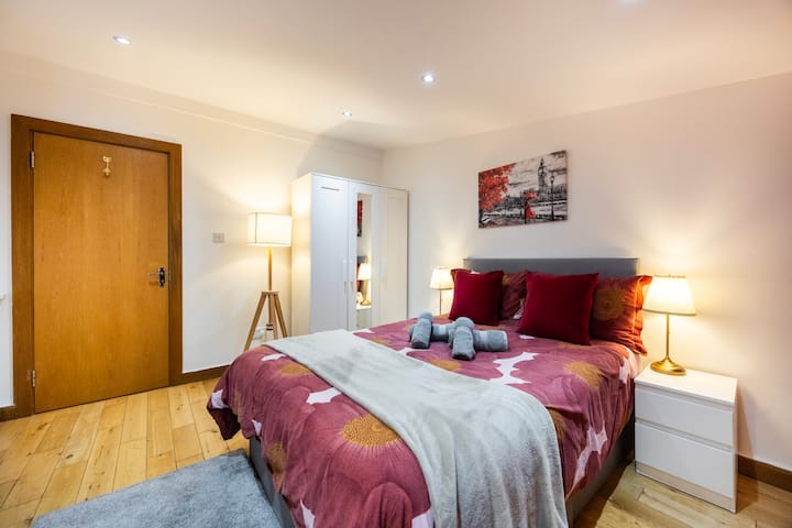 Charming 2 Bedroom Stylish & Magnificent Flat - London