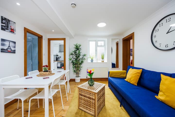 Charming 2 Bedroom Stylish & Magnificent Flat - London