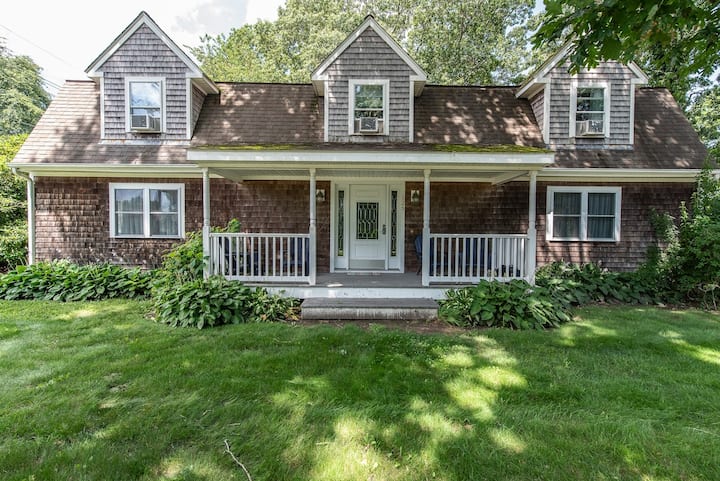 Warm And Inviting Family Cape Very Close To River! - Narragansett, RI