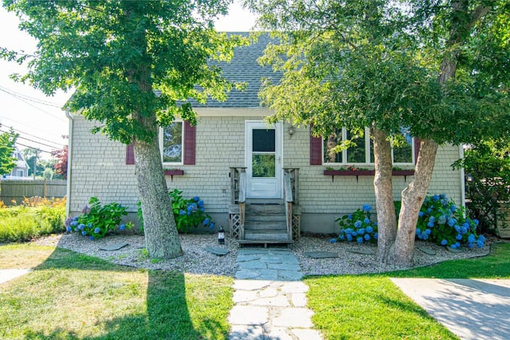 Walk To Scarborough From This Contemporary Cape - Narragansett, RI