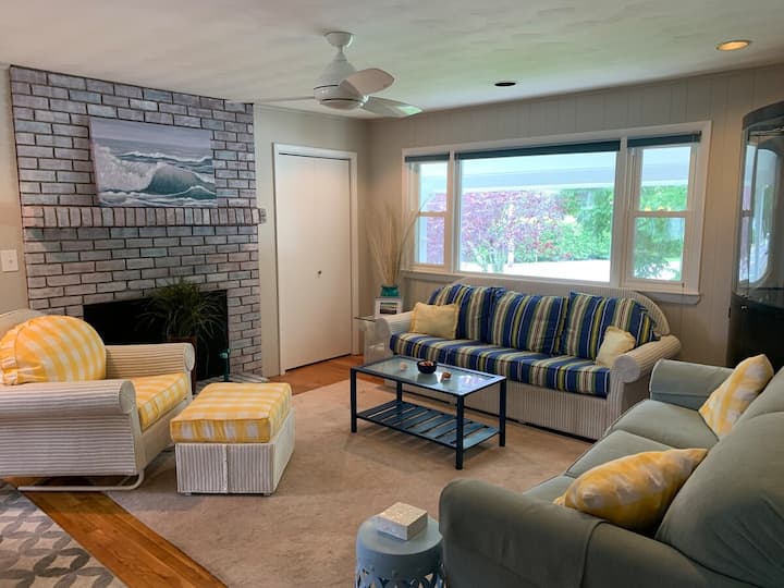 Pier Area Beach House! - Rhode Island