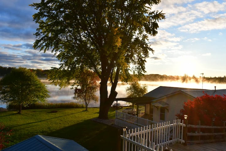 Lakefront Chook Nook Cottage Dickerson Lake - Greenville, MI