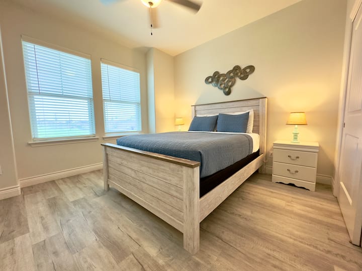 4 Bedrooms, Walk To Beach! - Corpus Christi, TX