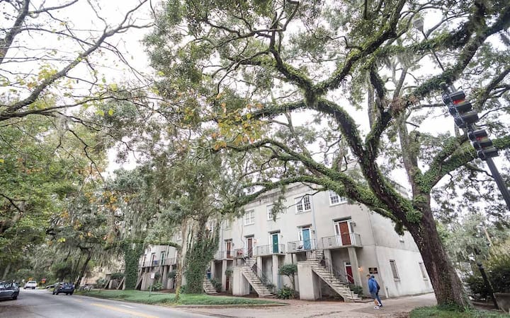 Coastal Chic Apt On Park By Lucky Savannah - Savannah, GA