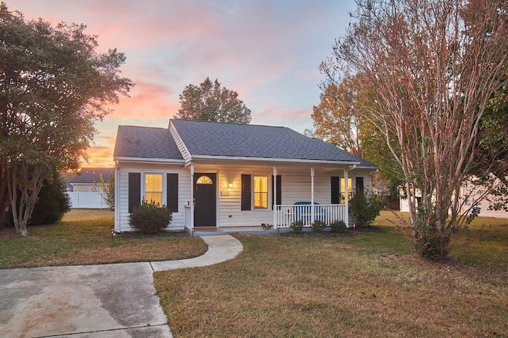 Coziest Apex 3br Cottage - 5 Min Walk To Downtown! - Apex