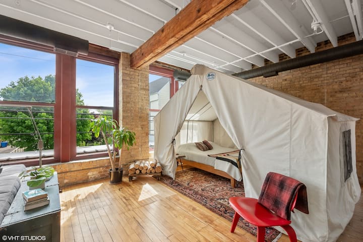 The Grand Kimball Lodge, Logan Square, Sleeps 20 - Chicago, IL