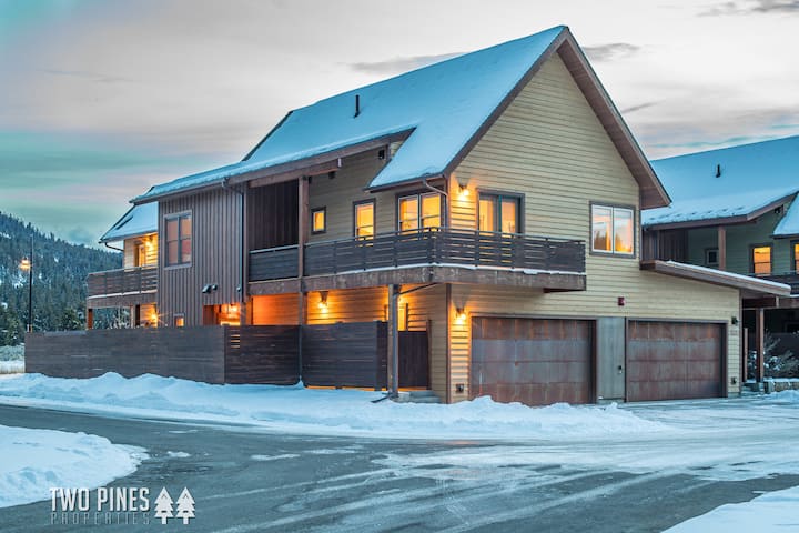 Chic Townhome | Hot Tub | 15 Min Drive To Resort - Montana