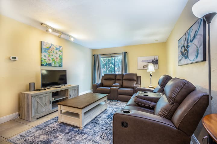 2br / 1b Walk To Shands And Uf Campus, Desk, Pool! - University of Florida, Gainesville