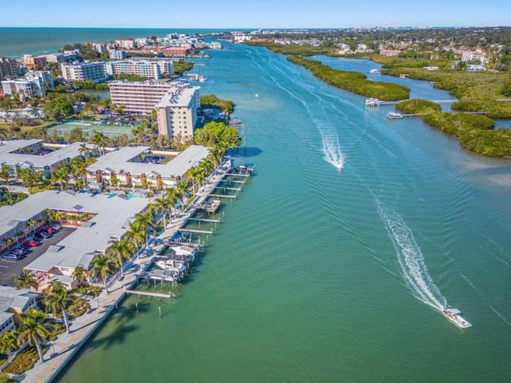 Just 1 Block From The Sugar White Sand Beach. Charming 2 Bedroom Beach Suite With Large Private Deck ... Walk To Restaurants, Shops And The Beach - Indian Rocks Beach, FL