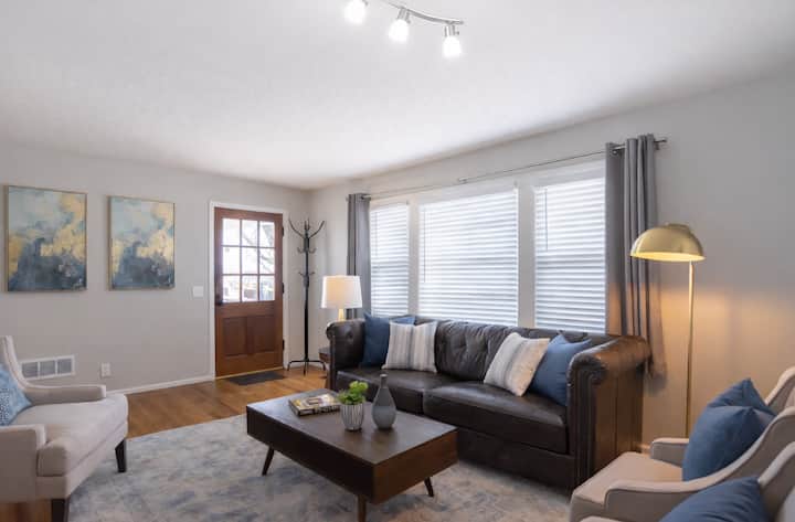Floyd's Retreat Stylish Home | Walk To Downtown Ov - Overland Park, KS