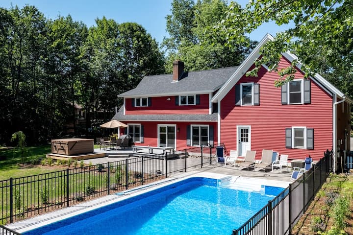 Expansive Stowe Home, Amazing Location And Hot Tub - Stowe, VT
