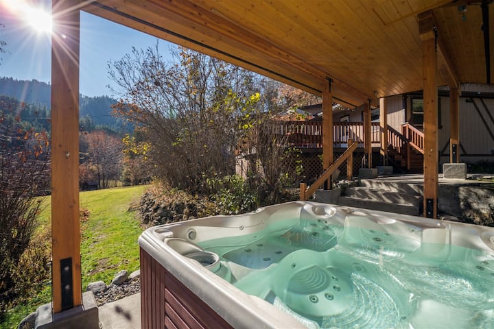 Secluded Spectacular Setting Minutes From Downtown - Cashmere, WA