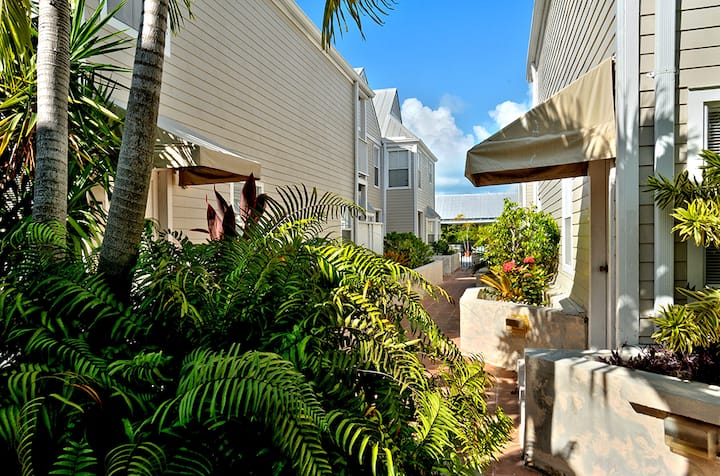 Duval Square Penthouse! A Gorgeous Condo On Duval - Key West, FL