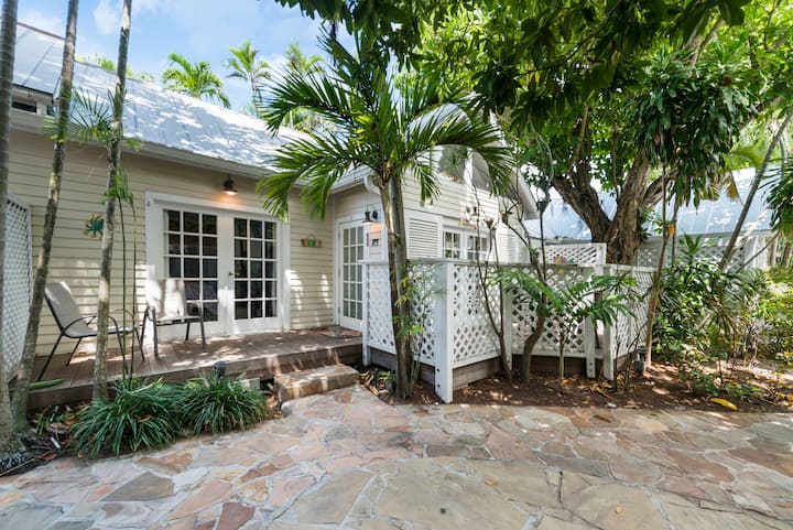Colony Sunset- Bright And Airy Cottage - Key West, FL