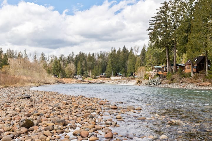 High River Haven: Riverfront Cottage W/ Spa - Gold Bar, WA