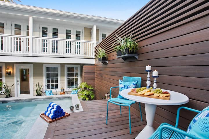 Upscale Carriage House With Pool | Near River St - Savannah, GA