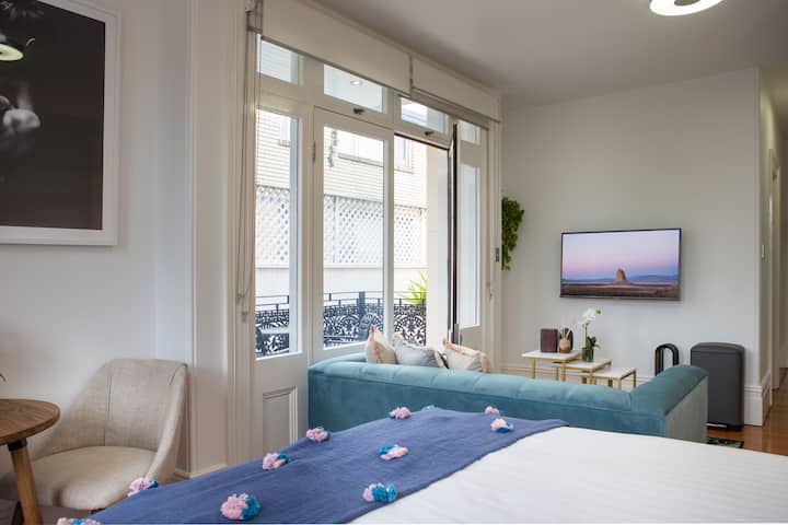 Intimate Studio Apartment With Balcony In Glebe - Sydney