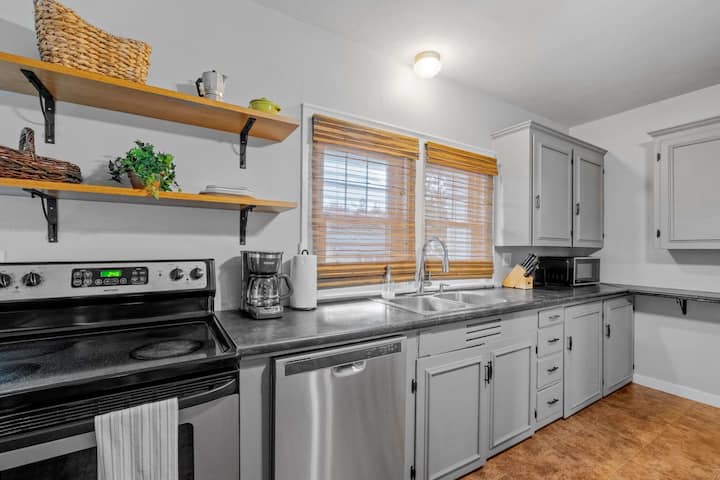 N End Single Fam. 4 Bed/2ba W/office & Private W/d - Manchester, NH