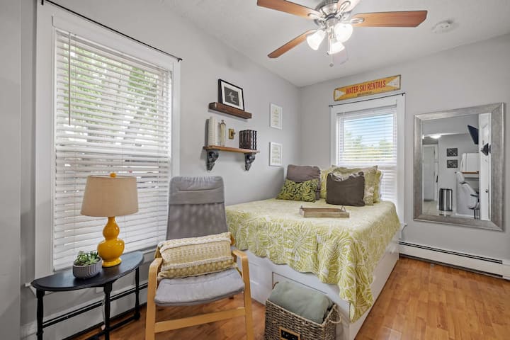Bright & Chic 1st Flr Studio - Short-midterm Stays - Manchester, NH