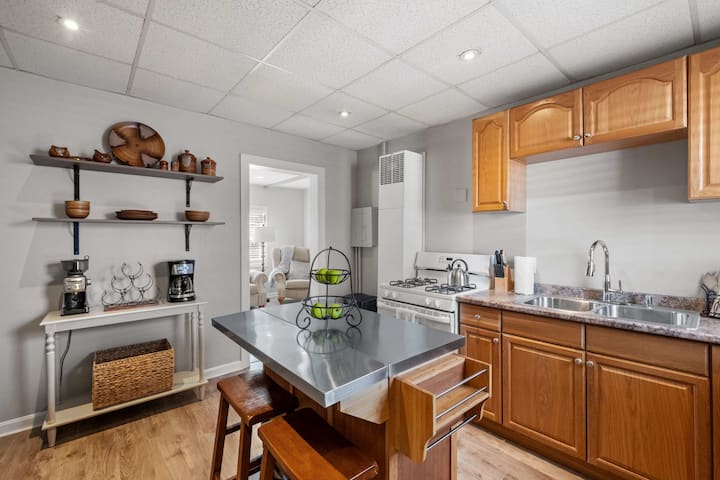 1st Flr 1 Bed/1 Ba Furnished-pet Friendly - Manchester, NH