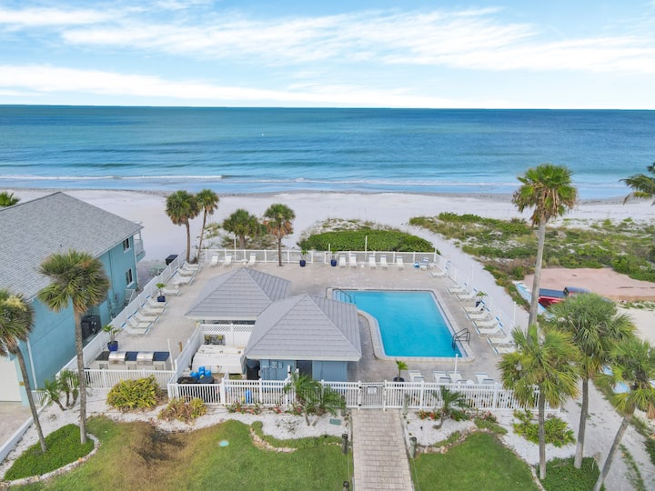 Enjoy Beach Resort Living At Our Gulf Front Suite - Redington Shores, FL