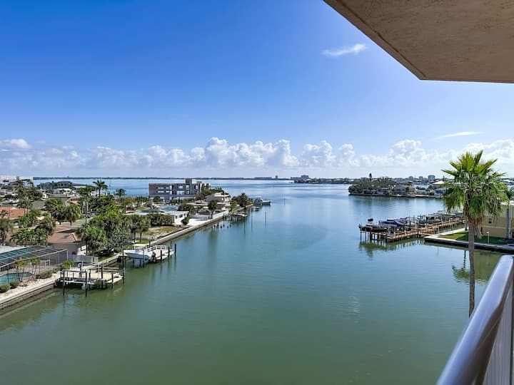 Bayfront Penthouse Oasis, Scenic Beach + Bay Views - St. Petersburg, FL