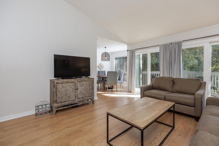 2375 Lighthouse: Experience Spacious Luxury Villa, - South Carolina