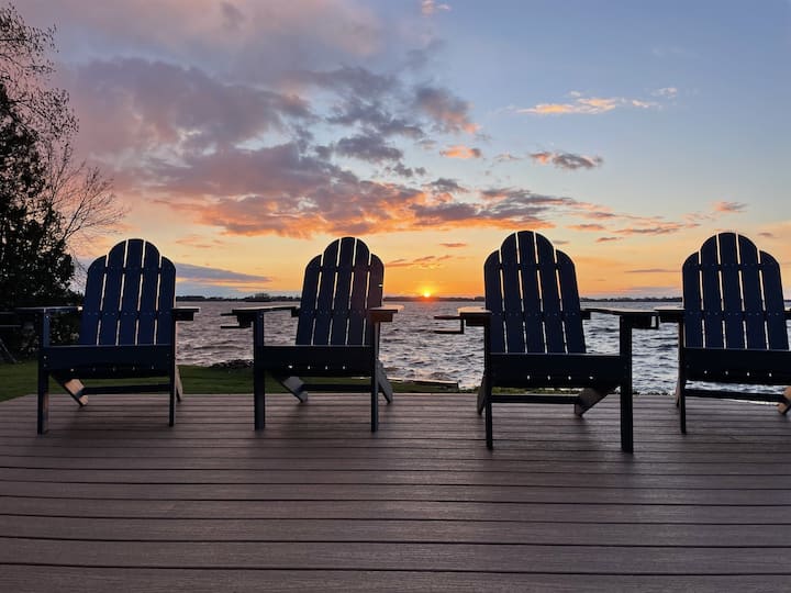 The Gatsby Getaway- A Charming Lakeside Retreat - Juneau, WI