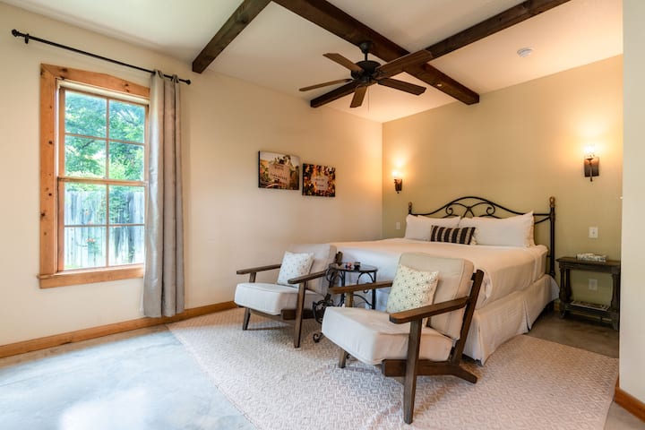 The Cuvee Cottage With Hot Tub On Main St. - Fredericksburg, TX