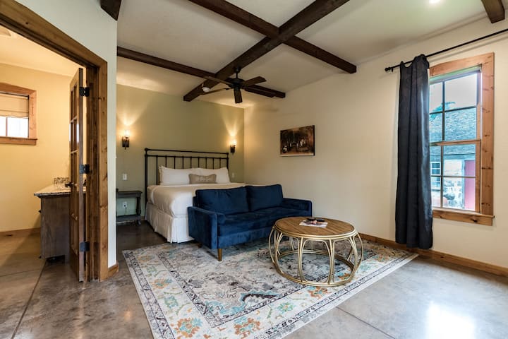 The Vintner Cottage W/hot Tub On Main St. - Fredericksburg, TX