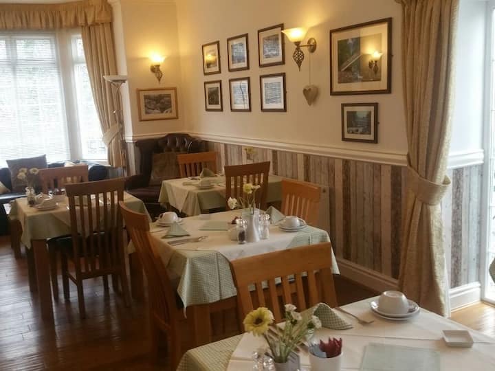 Triple Ensuite At Oakfield House Bed And Breakfast - Betws-y-Coed