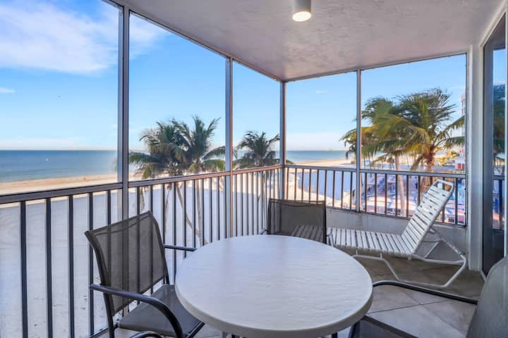 Beachfront | Direct Gulf Views | Sleeps 6 | Heated Pool | In-unit Washer/dryer | Fort Myers Beach - Fort Myers Beach, FL