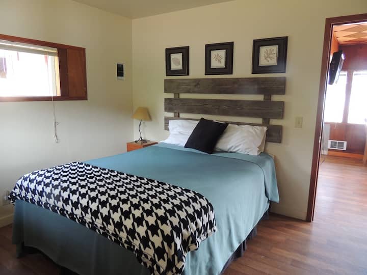 John Wayne's Waterfront Resort - Cabin 6 - Sequim Bay State Park, Sequim