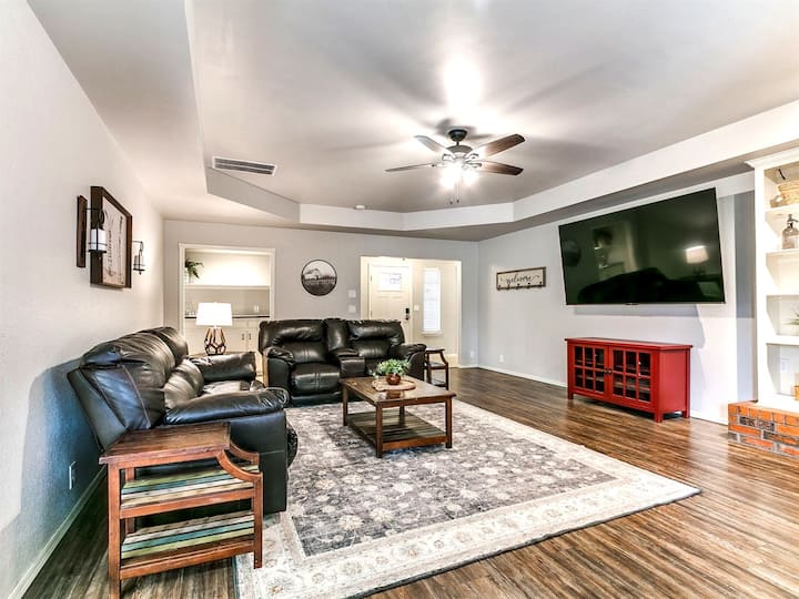 Refreshed Edmond Farmhouse  King Suite And Fence - 埃德蒙