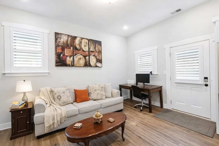 Bright & Cozy Louisville Home W/ Private Backyard - Louisville, KY