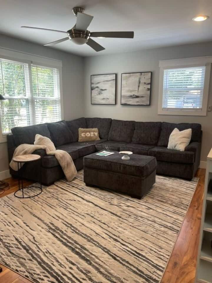 Cozy Blue Bungalow Walk Downtown! Free Parking! - Wilmington, NC