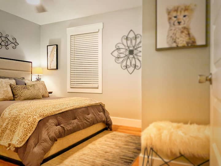 Cozy Blue Bungalow Walk Downtown! Free Parking! - Wilmington, NC