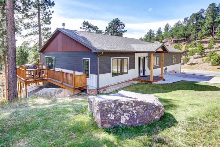 Whispering Pines Cabin· Peaceful Getaway + Hot Tub - Deadwood, SD