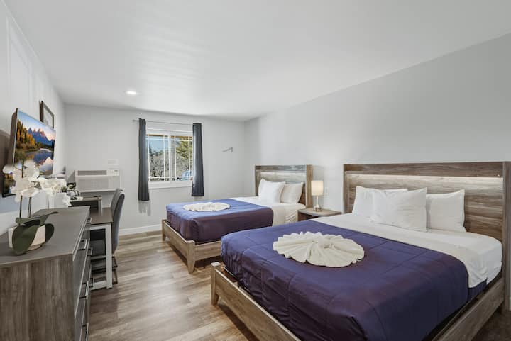 Downtown 2 Queens | Hot Tub | Breakfast Included - Pagosa Springs, CO