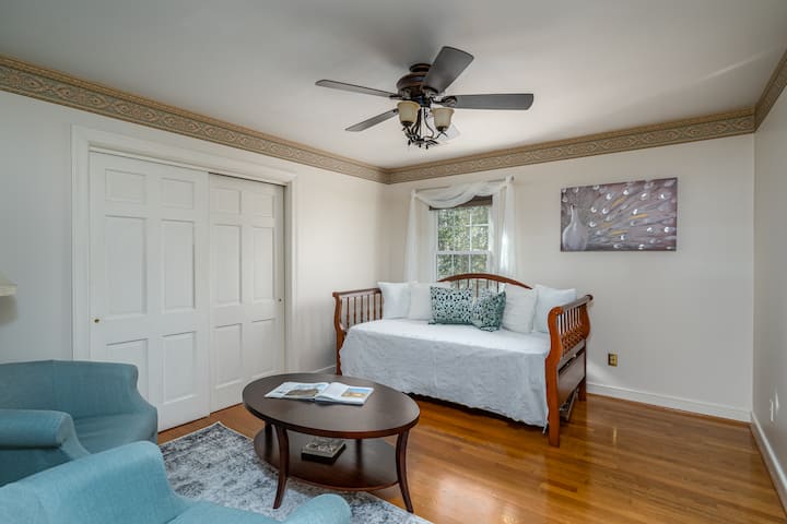 Colonial Gardens - Library Suite (1st Floor) - Williamsburg, VA