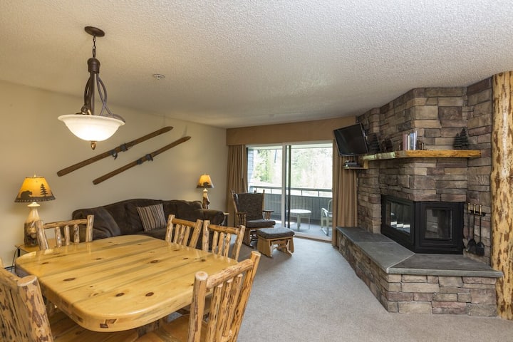 Spacious Condo With Mountain Views - Montana