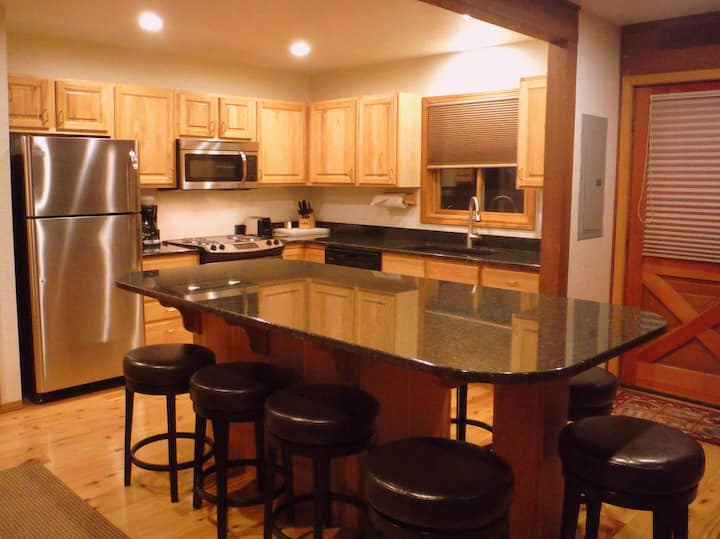 Rustic Mountain Condo - Montana