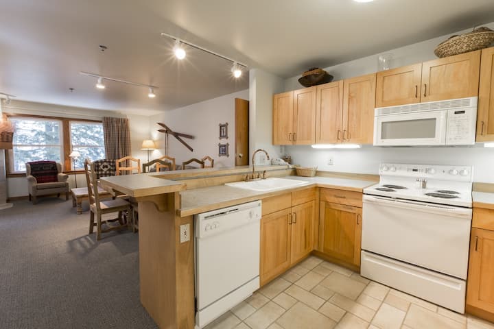 Comfortable Condo In Resort Upper Village - Glacier National Park