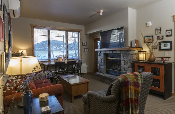 Ski-in/ski-out Condo With Spacious Living Area - Montana