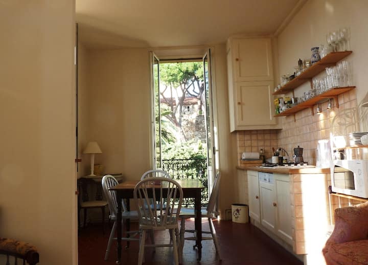 Charming 2 Bed Apt With Balcony Located In Cannes Old Town Walk To Palais And Beaches - 120 - Cannes