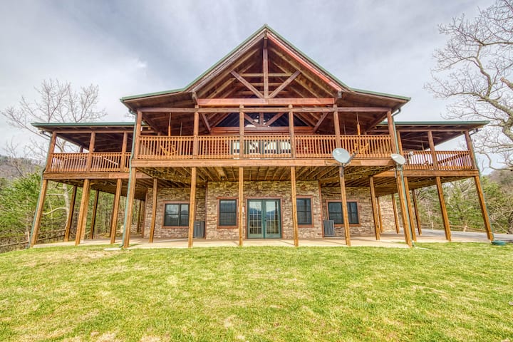 Mountain Top Mansion! Sleep 21 With Views! - Townsend, TN