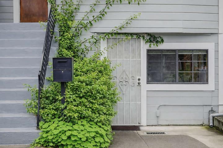 Quaint And Charming 2br Apt In Central Oakland - Berkeley, CA