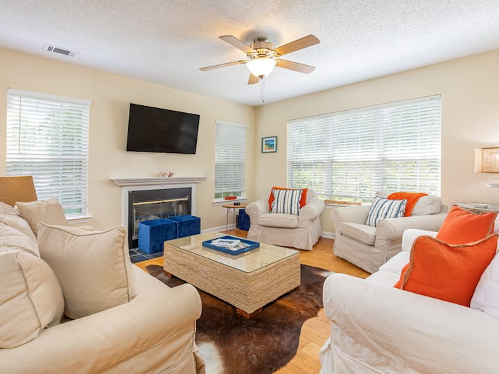 The Flying Pigs Cottage | Pet Friendly, Fire Pit! - Tybee Island, GA