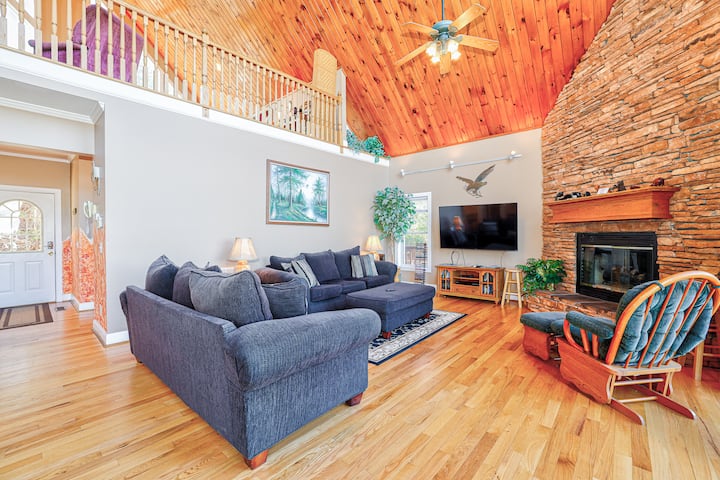 Luxury Mountain View Chalet - Cleveland, GA